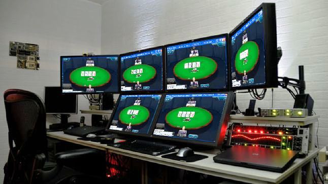 La evolución de los setups para jugar al poker online: Monitores ...