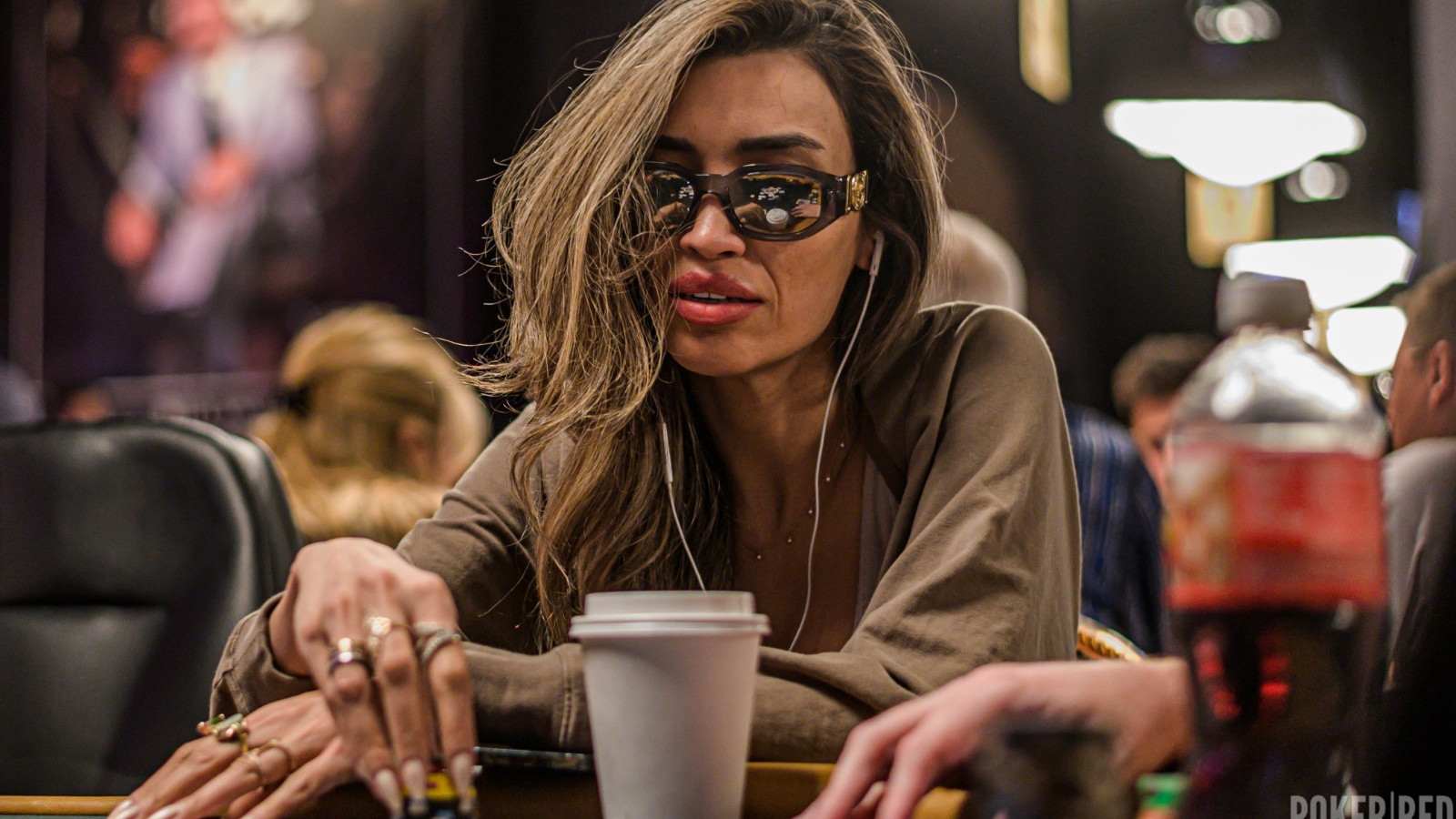 La comunidad se divide en torno al J4 de Robbi Jade Lew | Poker Red