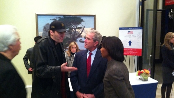 Phil Hellmuth le autografía un libro a George W. Bush | Poker Red